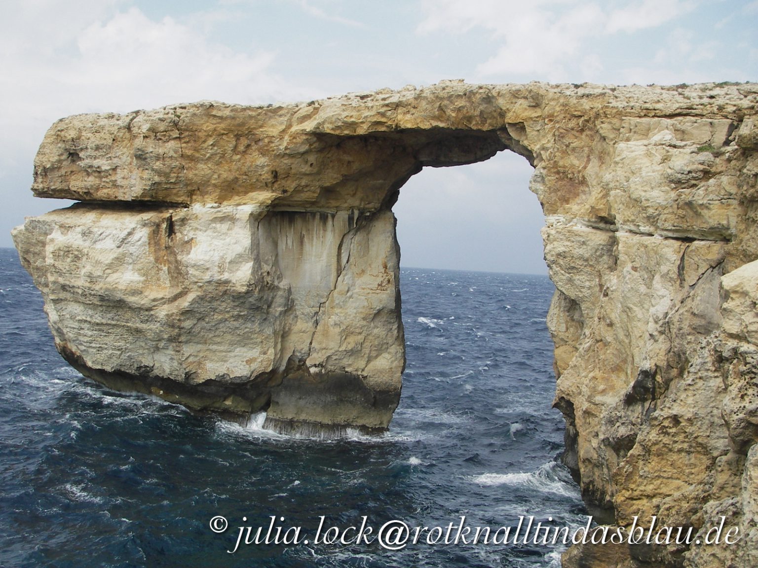 Azure Window – Rot knallt in das Blau